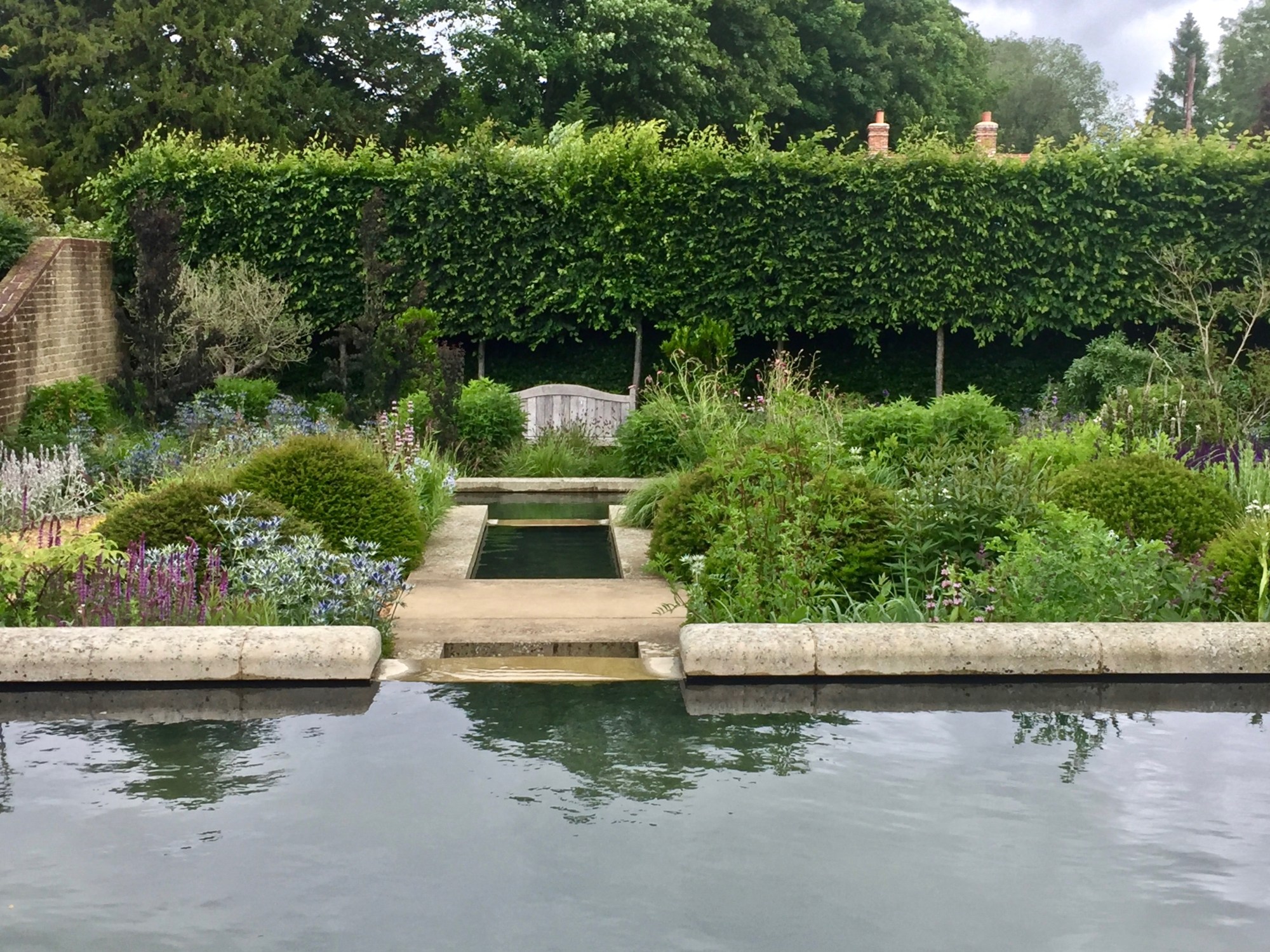 WOOLBEDING – A SERIOUSLY GOOD GARDEN FOR SERIOUS TIMES | The Dahlia Papers